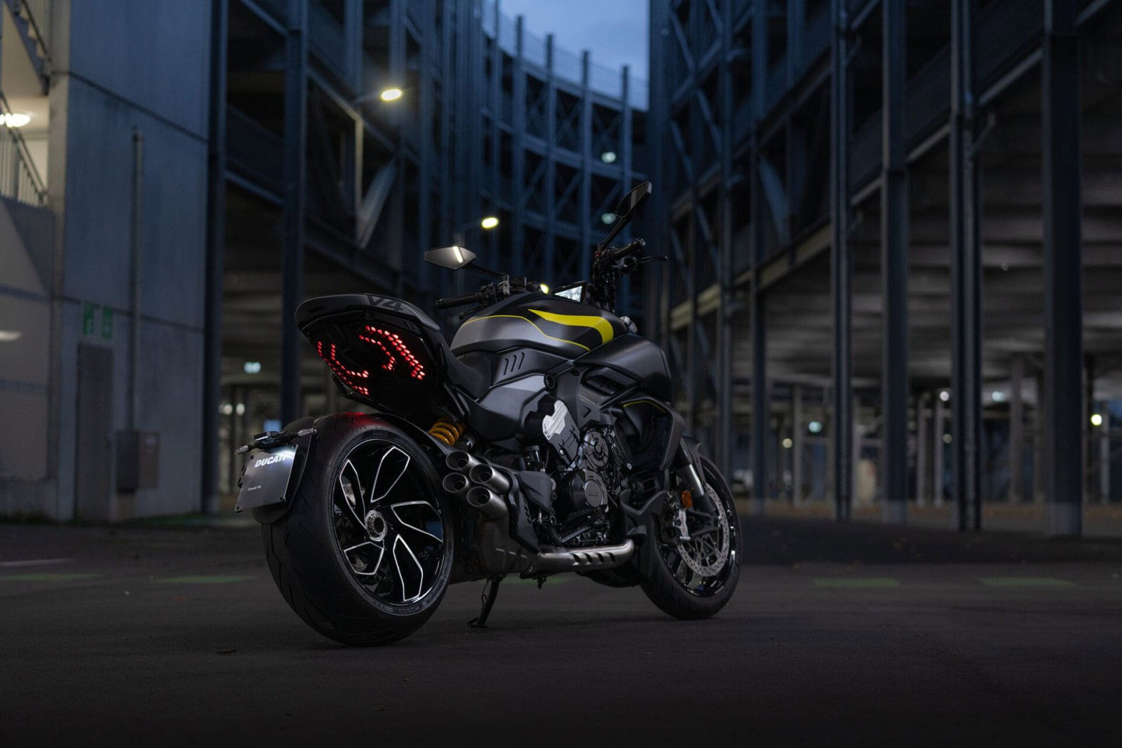 Diavel V4 model year 2025: New “Black Roadster” design for the muscle ...