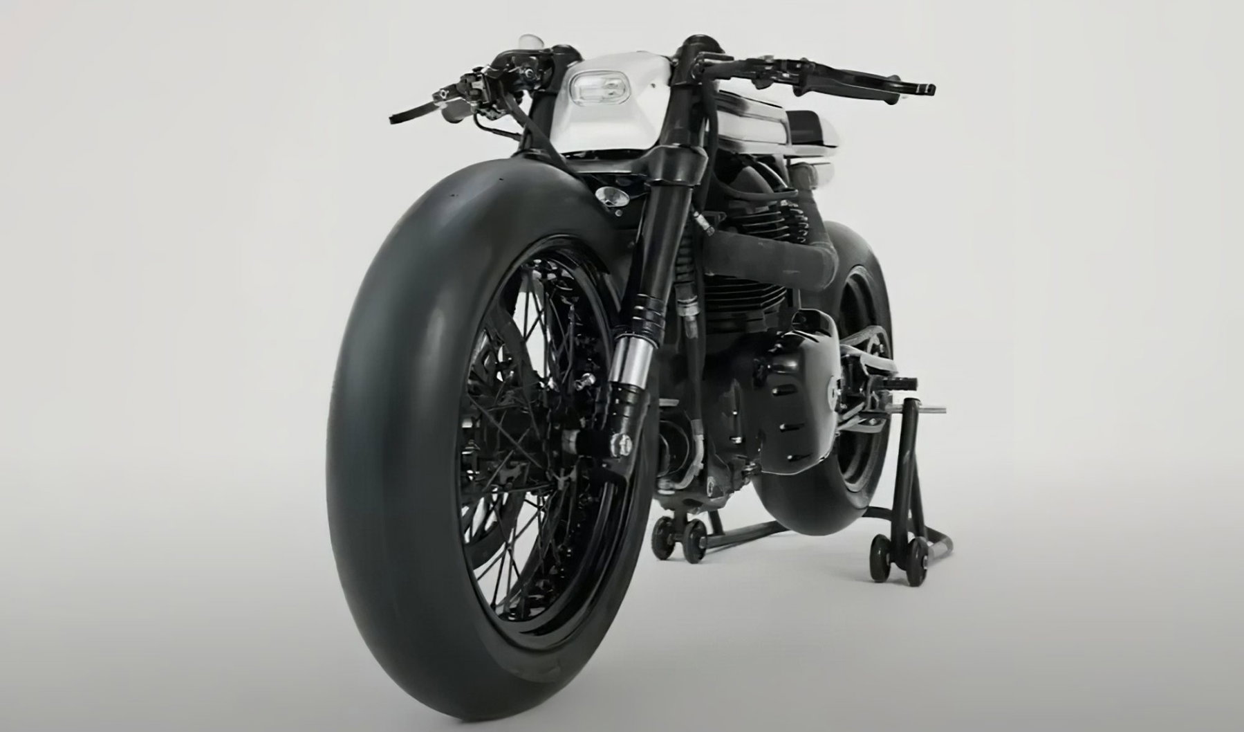 Thornton Hundred Motorcycles baut exklusive DeWalt-Bobber auf Triumph-Basis