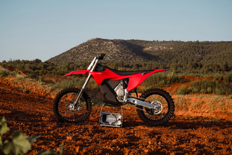 Stark Varg SM 2025 – Electric supermoto with 80 hp and record power-to ...